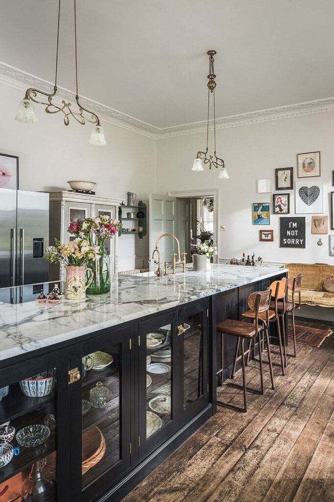 25 Gorgeous Kitchens with Charming Gallery Walls